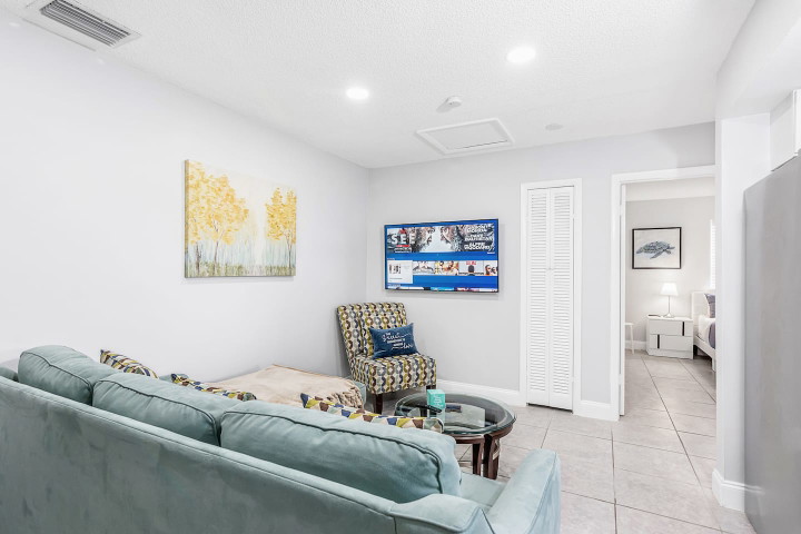 Kick Back And Relax In This Calm, Stylish Space - Davie, FL
