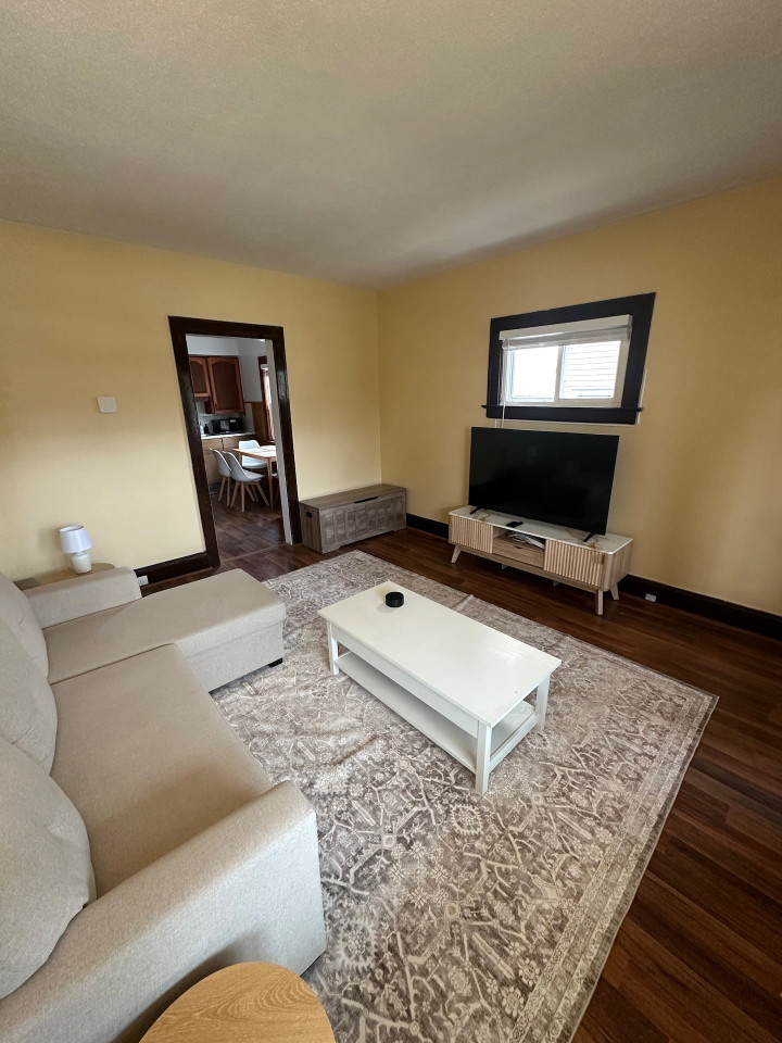 Private First Floor Unit Free Street Parking - Parma, OH
