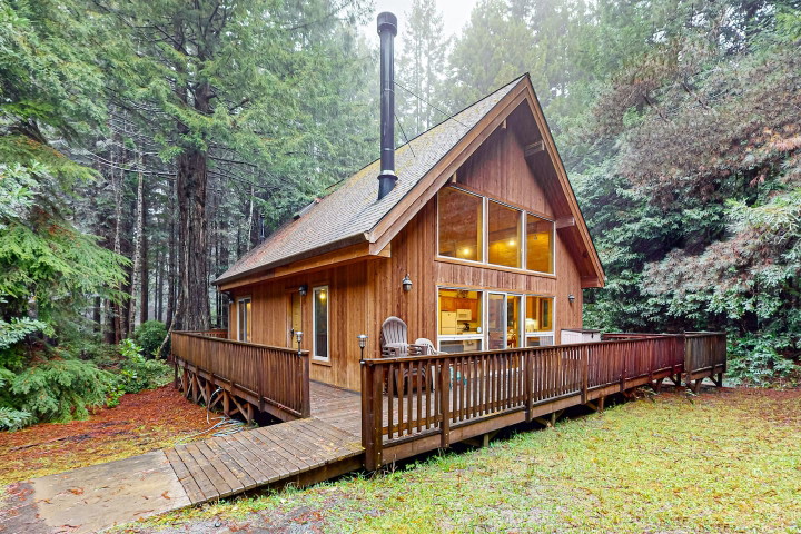 Redwood Rest Getaway - Cedar Home With Loft & Deck - Mendocino, CA