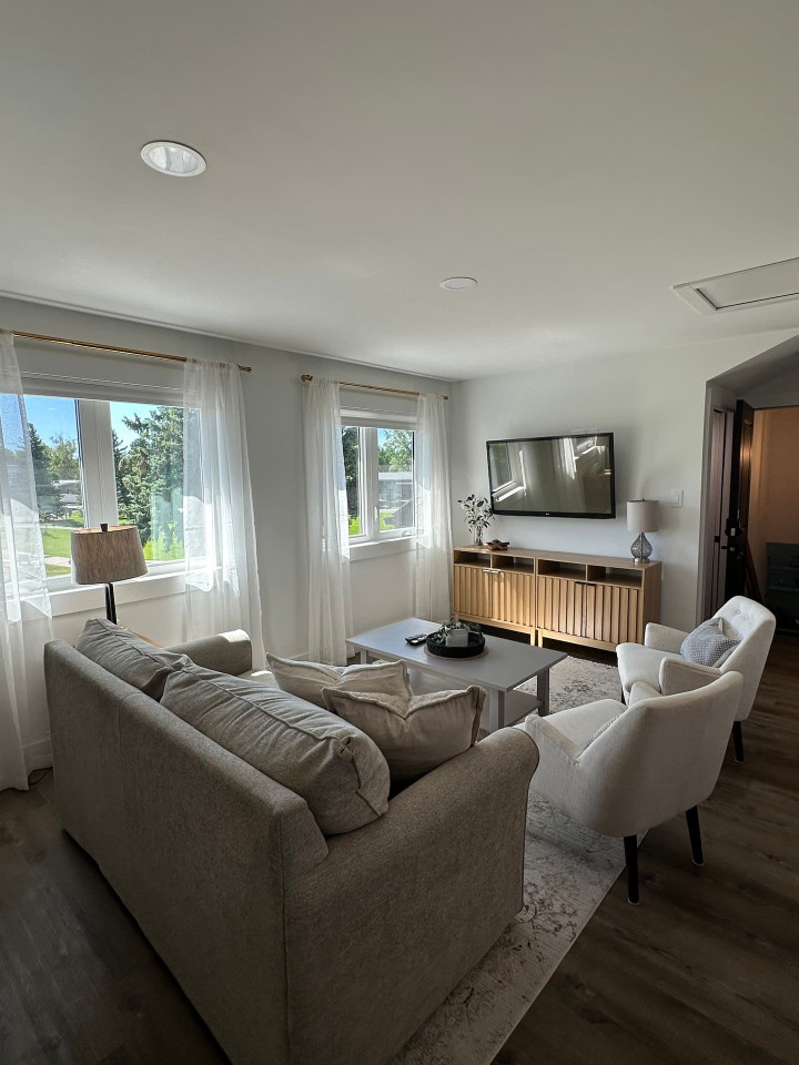 Luxury South Side Private Loft Suite - Lethbridge