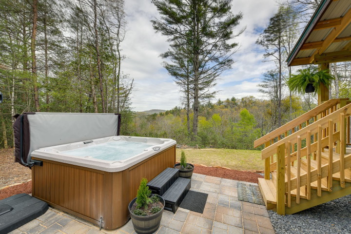 Scenic Murphy Cabin W/ Hot Tub, Fire Pit & Views - Murphy, NC