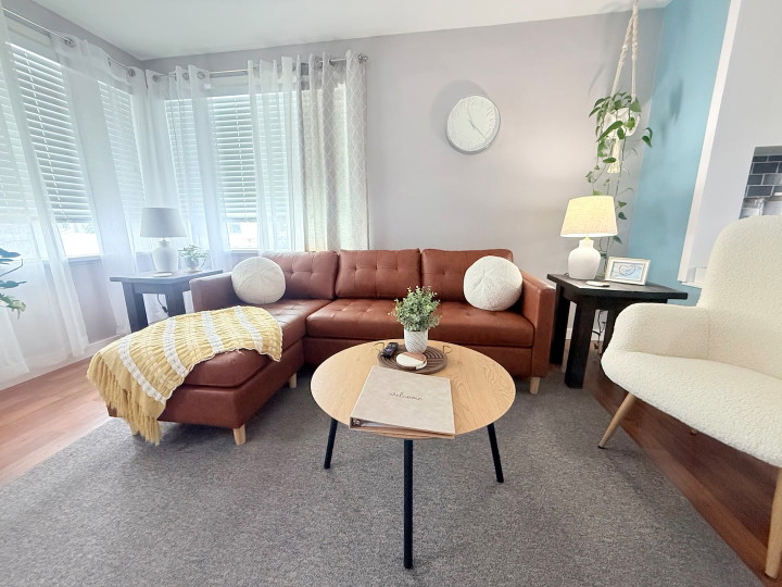 Bright + Modern 2 Bedroom Retreat + Hot Tub - Thunder Bay