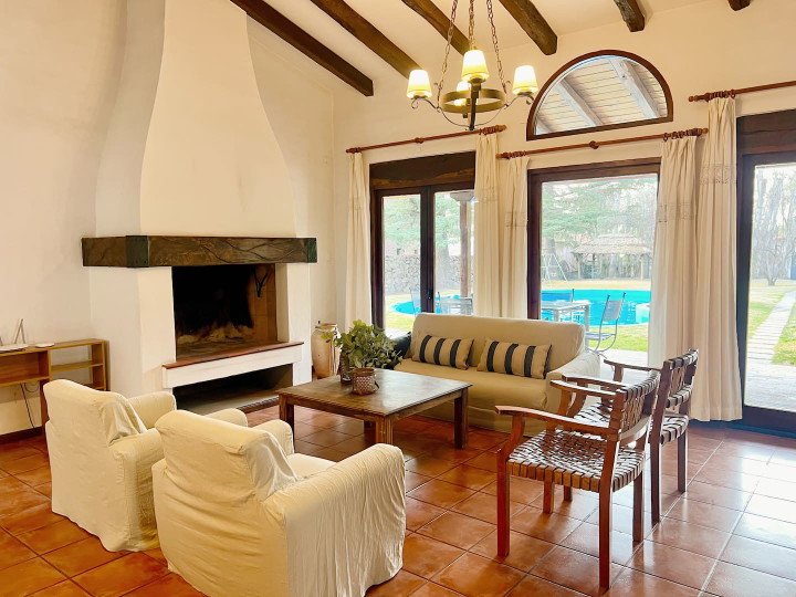 Clasica Y Calida Con Formidable Jardin, Chacras - Argentine