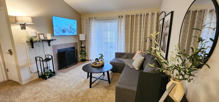 Quiet Balcony Retreat Parking In-unit Laundry - Elmhurst, IL