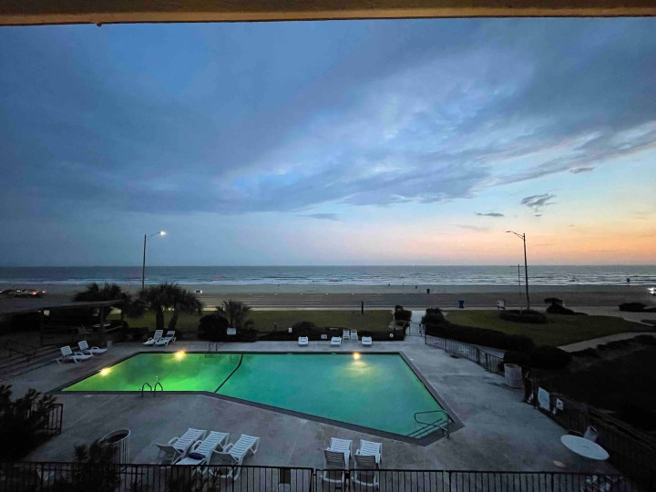 Beachfront Sleeps8 2/2 Tennis/pickle Poolhottub - Galveston, TX