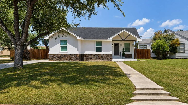 Javelina Stay
Sleeps 4/2 Beds/1 Bath/patio/grill - Kingsville, TX