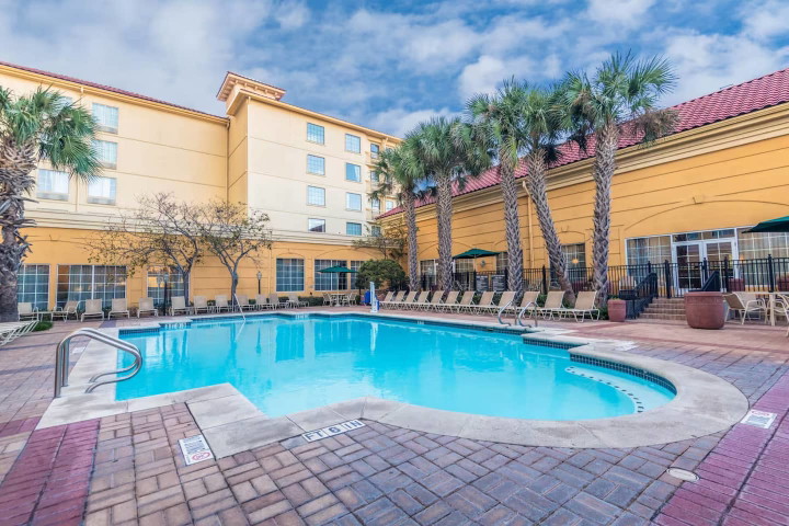 Hotel Near Riverwalk + Free Breakfast. Pool. Gym. - San Antonio, TX