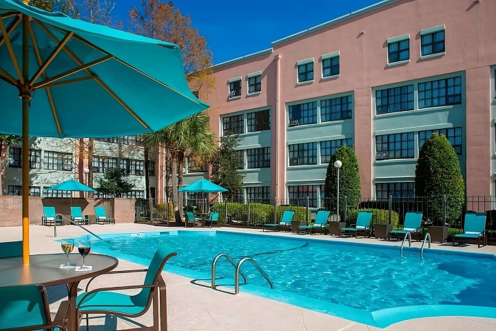 Relax And Unwind! Breakfast, Pool, Pet-friendly! - New Orleans, LA