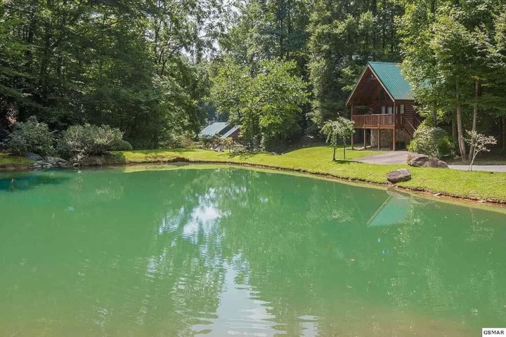 *Perfect 2bd Cabin By Pond! Hot Tub + Near Town* - Gatlinburg, TN