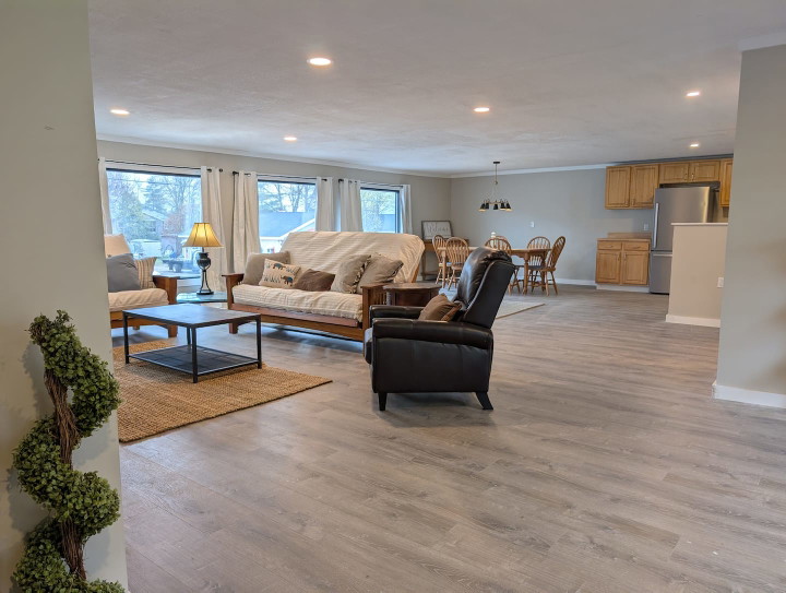 Big Apartment In Shopping Center - Brunswick, ME