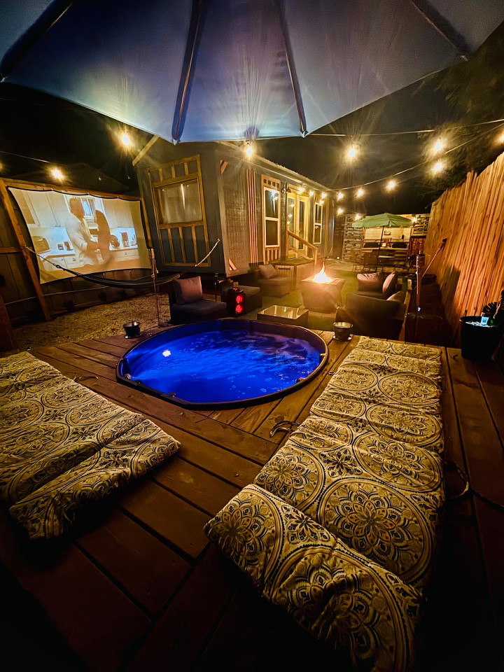 Tiny House Hot Tub Grill & Chill - Louisiana
