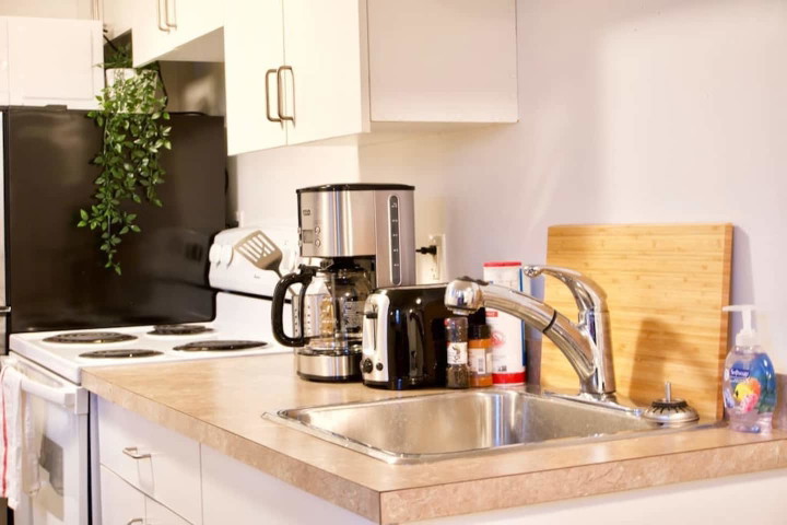 Downtown Moose Jaw Studio | Economical, Wi-fi & Fr - Moose Jaw