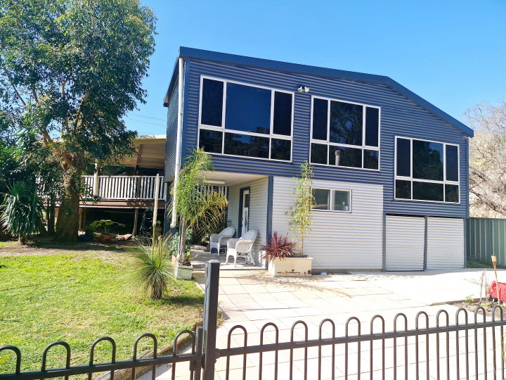 Quiet Cove 5 Mins To Newcastle Airport,
Loft Style - Newcastle