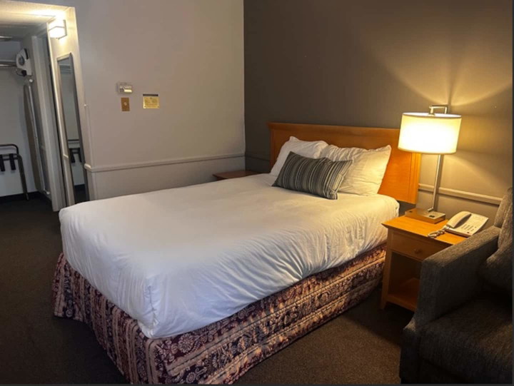 Hotel Room In Moose Jaw-room W/ One Double Bed - Moose Jaw