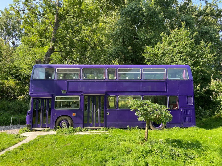 Le Bus Violet Au Manoir De Bois-en-ardres - Ardres