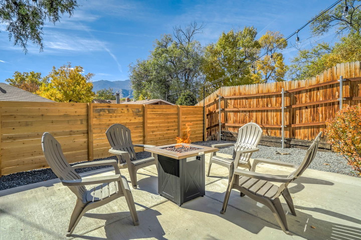 Walkable & Private Cottage With Fire Pit - Colorado Springs, CO