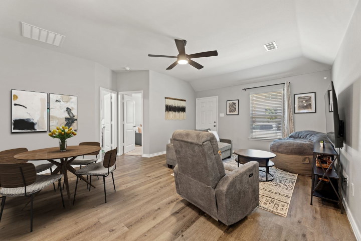 Cozy & Modern & Pet Friendly W/fenced Yard Near - Fort Worth, TX