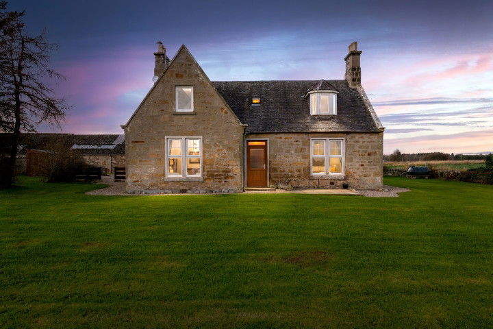 Old Duffus Farmhouse - Stunning Castle Views - Elgin