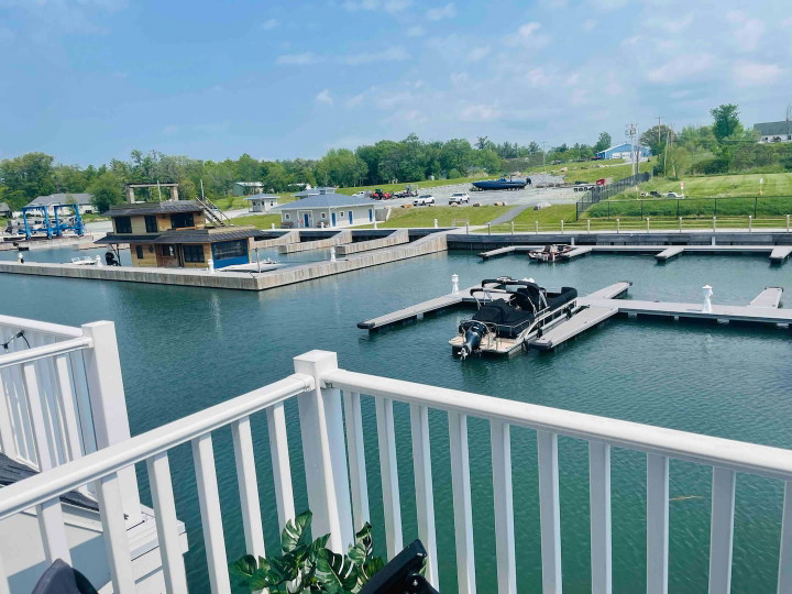 Waterfront Luxury Boathouse Villa In 1000 Islands - Alexandria Bay, NY