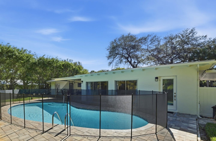 Retro Pool Home; Bike To Beach/dining/shopping - Naples, FL