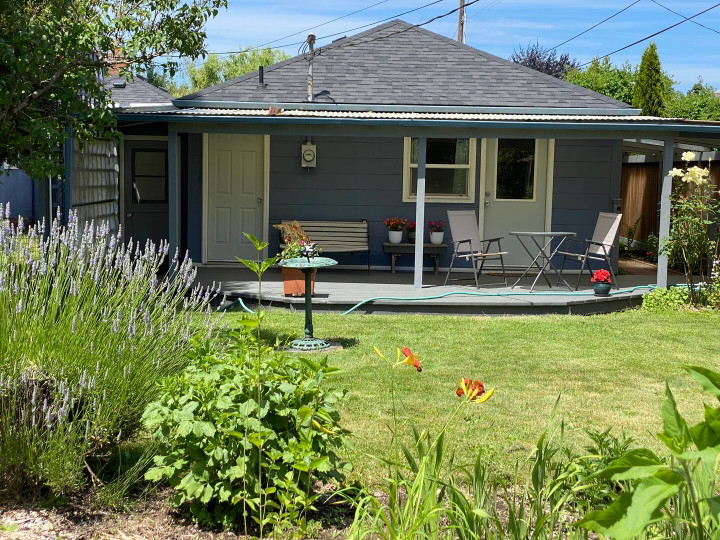 Lovely One Bedroom Guest House - Eugene, OR