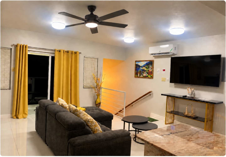 Upstairs Spectacular 2 Bed | 2 Bath Condo In Kgn 8 - Jamaica
