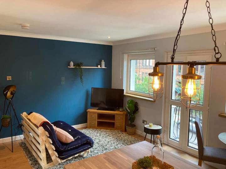 Rustic Top Floor Westend Pad | Balcony | Parking - Glasgow