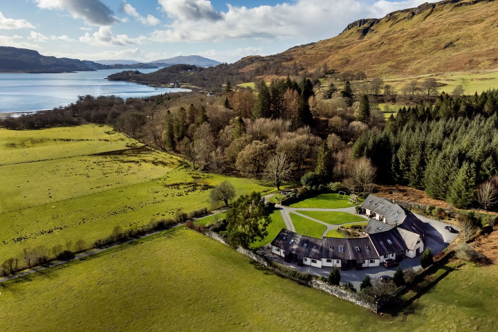 Lochside Cottage + Pool, Spa & Restaurant - Isle of Mull