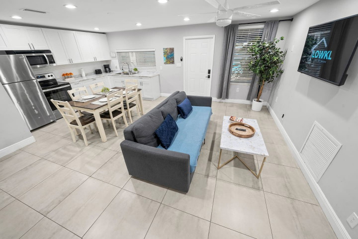 Spacious 2 Bed Apt W/ Pool - Fort Lauderdale