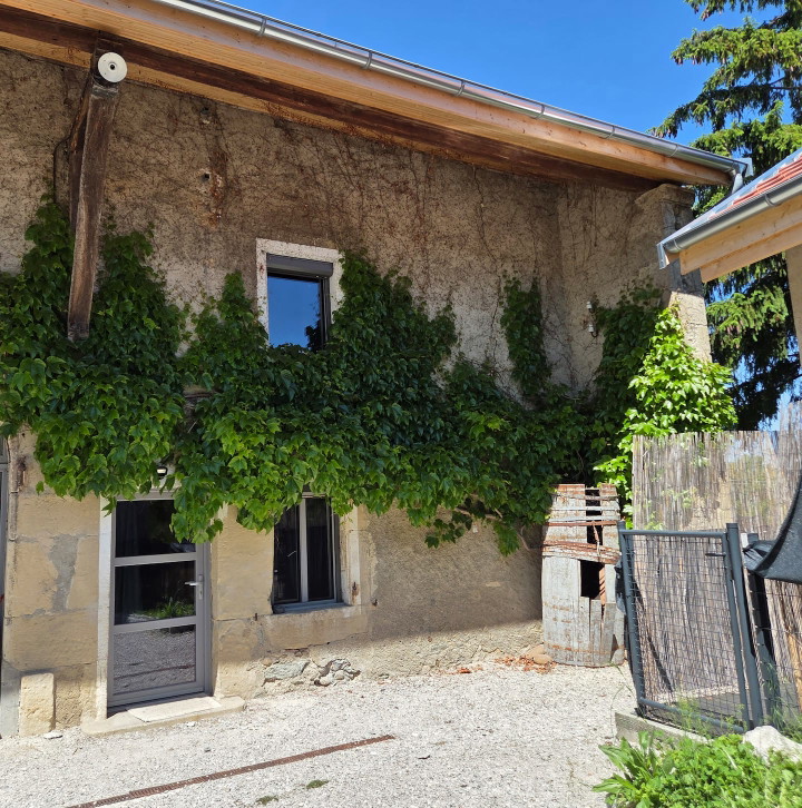 Maison Rénovée à Louer Dans Ancien Corps De Ferme - Cruseilles