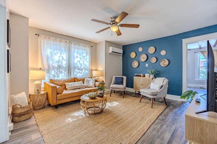 Quiet Stay + Huge Apt + Hot Tub + Dogs, Walkable - Frederick, MD