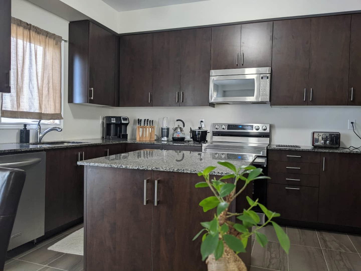 2 Private Rooms | Parking + Workspace | Welland - Welland