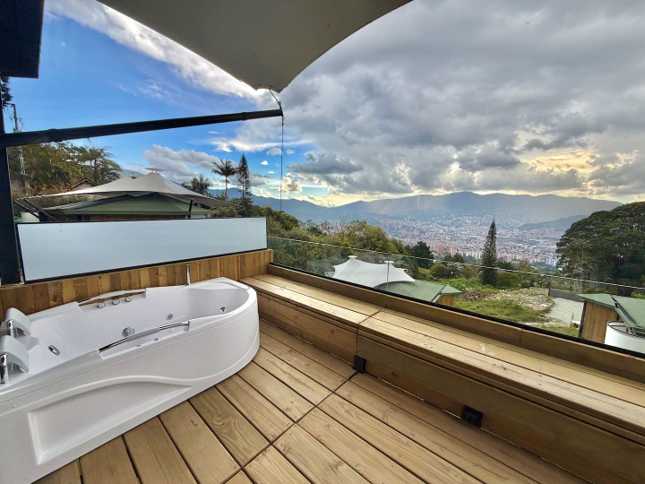 Romantic Upscale Retreat | Jacuzzi & Skyline Views - Medellín