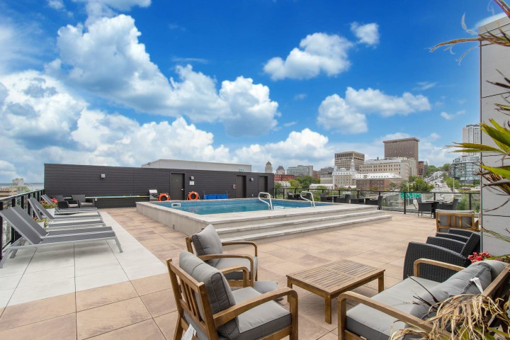 Le Panorama: Free Parking, Roof Deck, Gym - Levis
