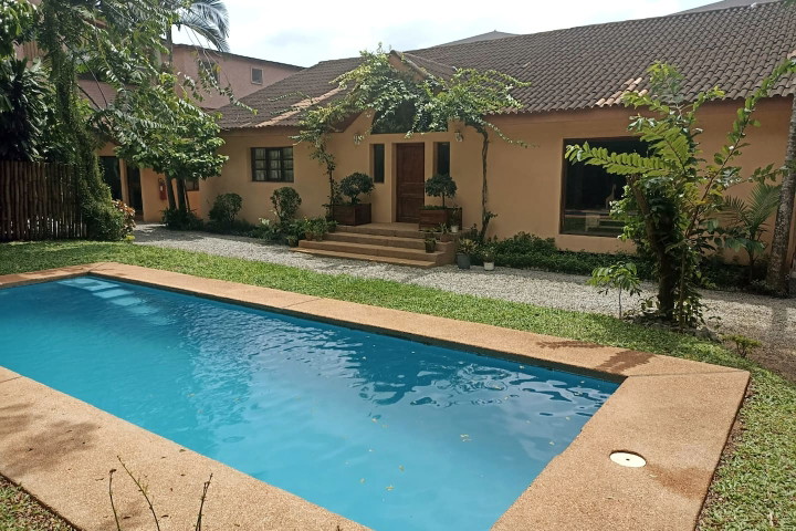 Superbe Appartement D'une Chambre Avec Services Inclus - Abidjan