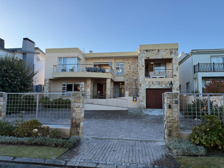 Kleinmond Coastal Retreat Sleeps 12 
Wheelchair F - Kleinmond