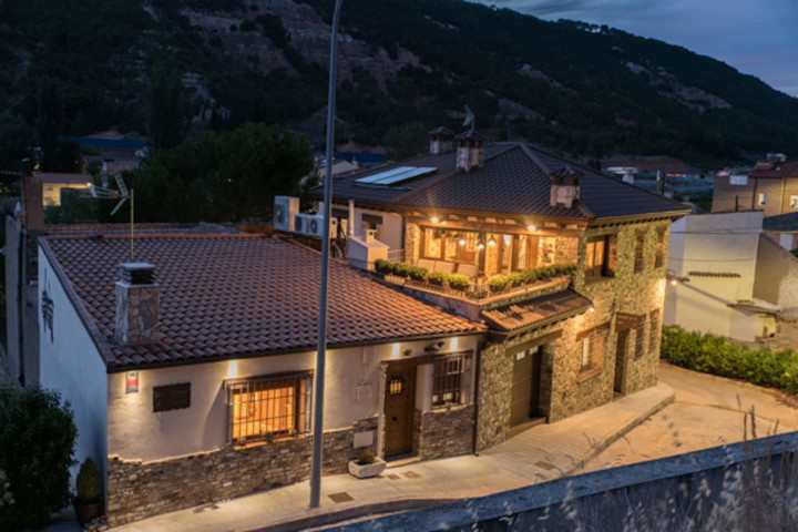 Complejo De Casas Rurales Con Piscina Climatizada - Guadalajara, Spain