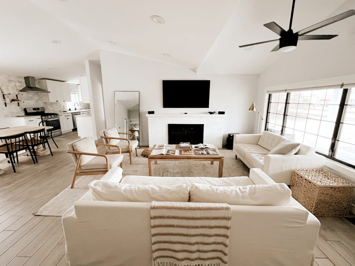Aesthetic Ranch Style Home With Modern Furnishings - 펀자브 주