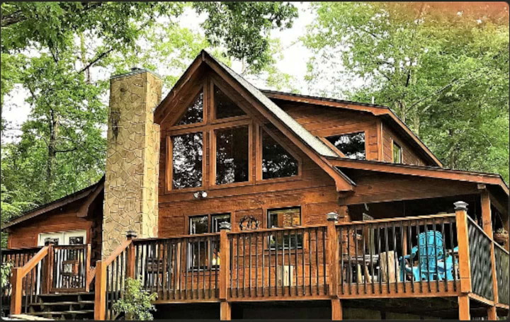 The Bear-eey Lodge! 2 Beds, Sleeps 10 Guests - Pigeon Forge, TN