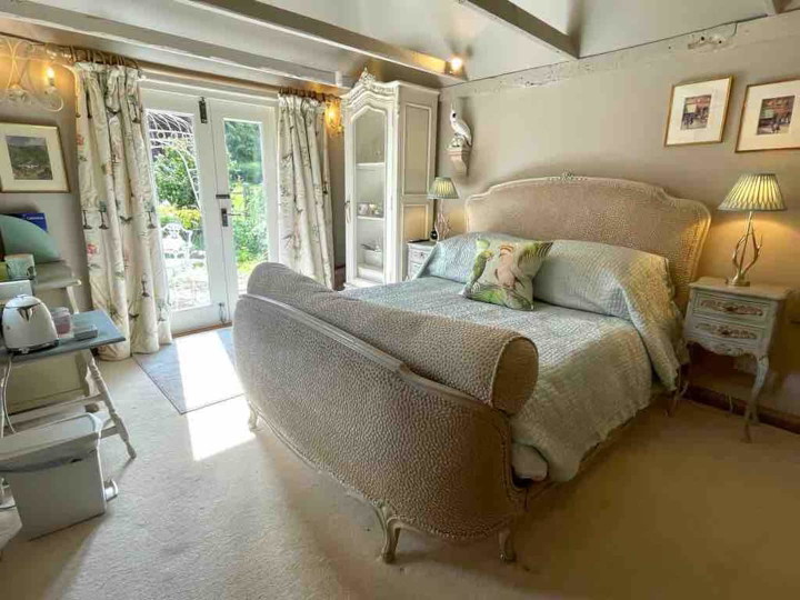 Thoughtfully-designed Cottage Garden Guest Suite - Alton, UK