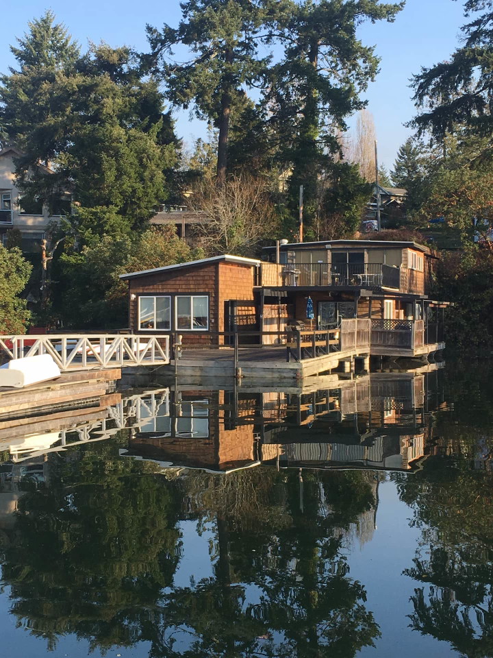 Waterfront Cabin In Brentwood Bay. - Sidney