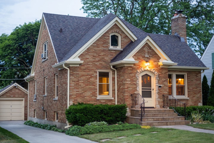 Historic Cottage- Luxury & Charm-fire Place-patio - Elgin, IL