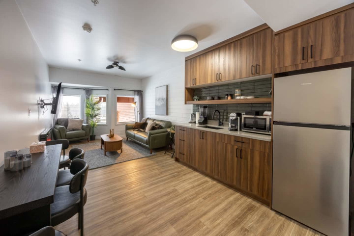 The Jade Suite | Stylish 2br At The Gem - Banff