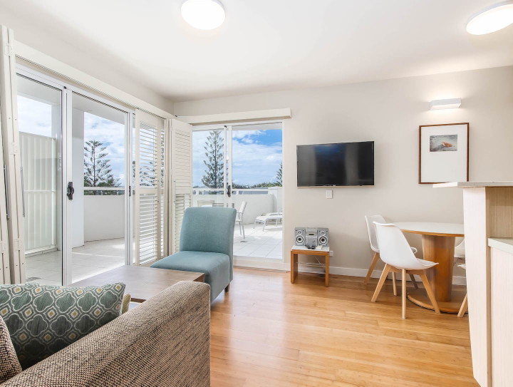 The Pool Resort | 1br Coastal Balcony Retreat - Gold Coast