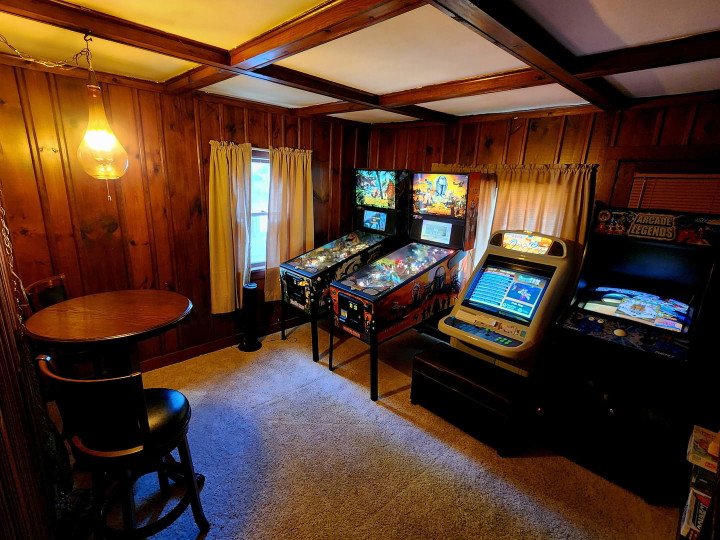 Centrally Located Downtown Home With Arcade Room - Sioux Falls, SD