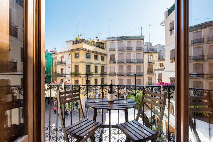 Sunny, New Home Overlooking Vibrant Plaza In Ciutat Vella - Valência