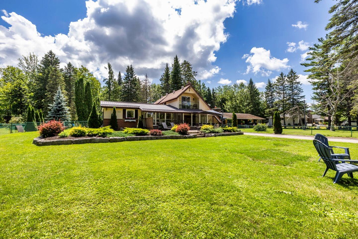 Balsam Chalet | Lock 35| Fall Escape - Kawartha Lakes