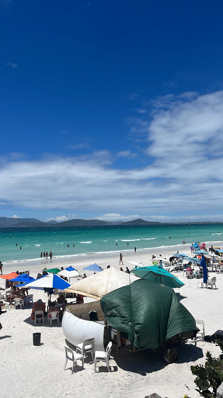 Praia Do Forte A Pé | 2 Quartos | 5 Hóspedes - Cabo Frio