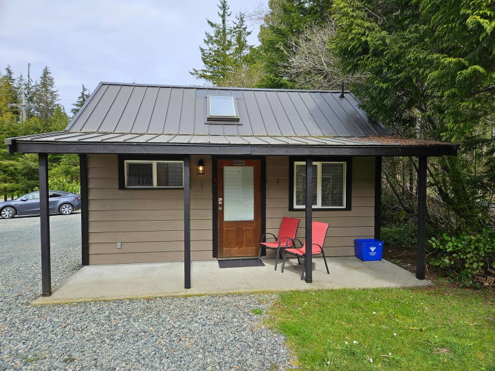 Cozy Rainforest Cottage For 2 - Pet Friendly - Port Renfrew