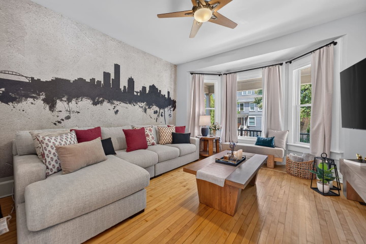 Lavender Hill Skyline | Sleeps 12 | City Views - Milwaukee
